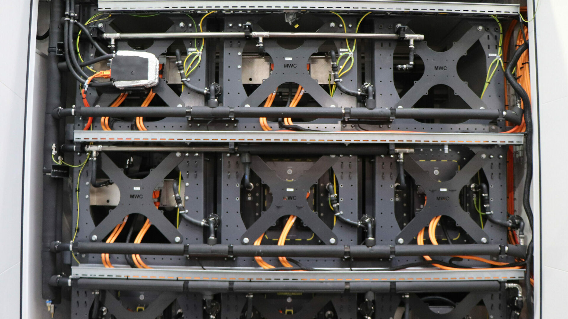 Schnellladestation für E-Nfz: Designwerk stellt Mega Charger für ...